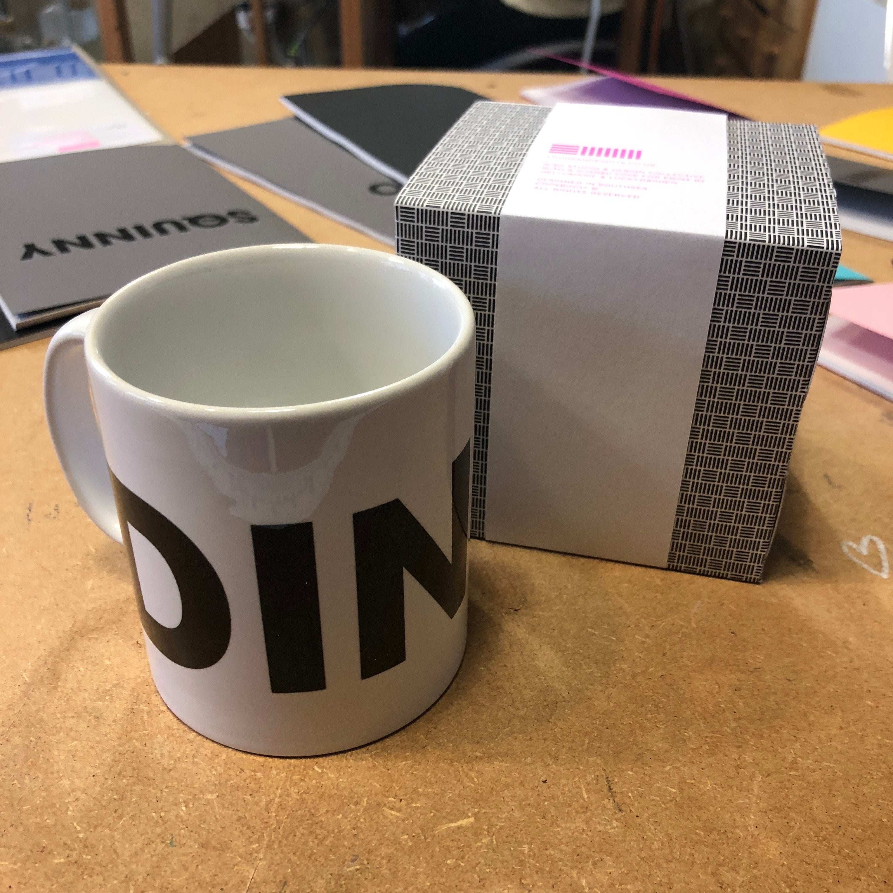 DINLO MUG – POMPEY TYPE SERIES – foursandeights